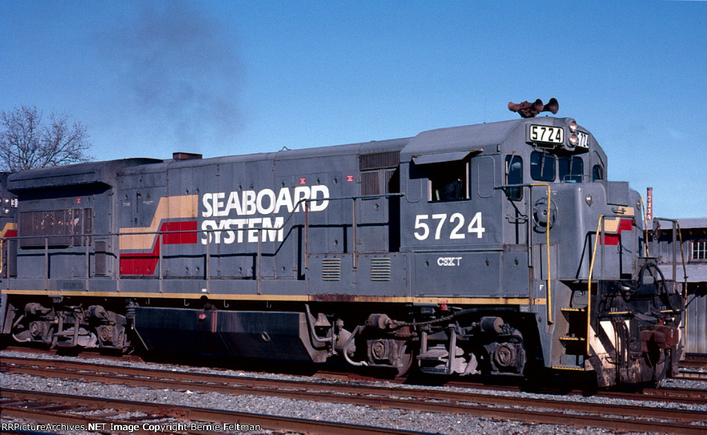 CSX U36B #5724 leads an eastbound train out of the yard